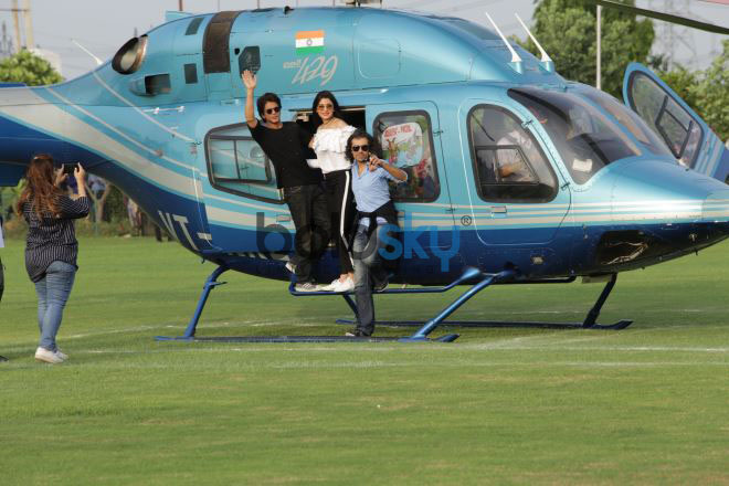 Shah Rukh Khan and Anushka Sharma arrives on Helicopter in Delhi- Boldsky