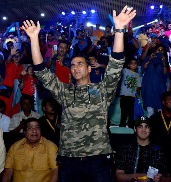 Akshay Kumar With His Son Aarav At Pro Kabaddi Match Bengal Warriors ...