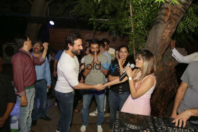 Saif Ali Khan Turns Into A Chef,Cooked Pasta At A Cafe , In New Delhi ...