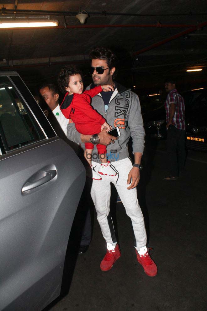 Manish Paul Spotted With Family At Airport- Boldsky