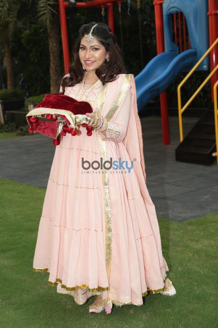 Tulsi Kumar Celebrated Karvachauth With Husband Hitesh Ralhan In New ...