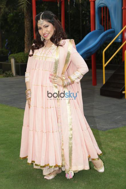 Tulsi Kumar Celebrated Karvachauth With Husband Hitesh Ralhan In New ...