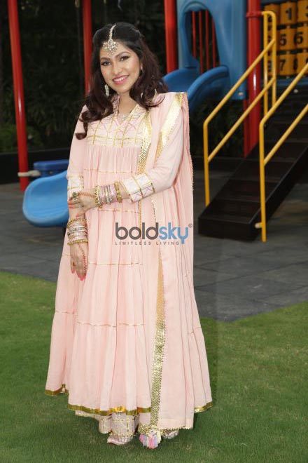 Tulsi Kumar Celebrated Karvachauth With Husband Hitesh Ralhan In New ...