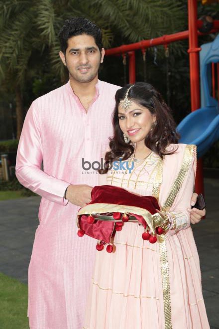 Tulsi Kumar Celebrated Karvachauth With Husband Hitesh Ralhan In New ...