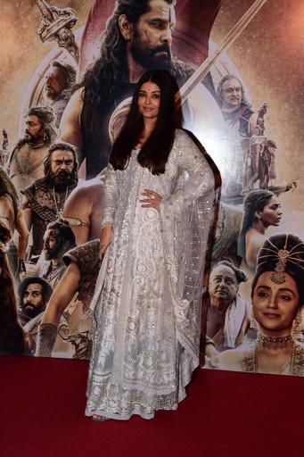 Aishwarya Rai Bachchan, AR Rahman and star cast of PS-1 snapped at ...